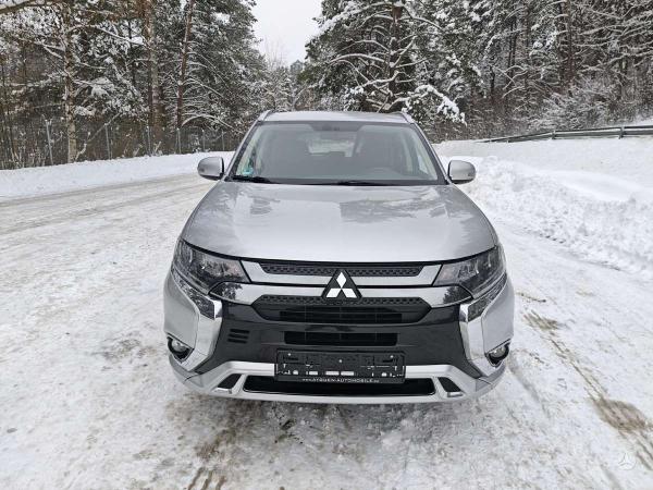 Grey Mitsubishi Outlander 2020 in Vilnius, with an engine capacity of 2.36 L and mileage of 71 thousand km for 17200 €, photo 2 on AUTOMOTO.COM.LV
