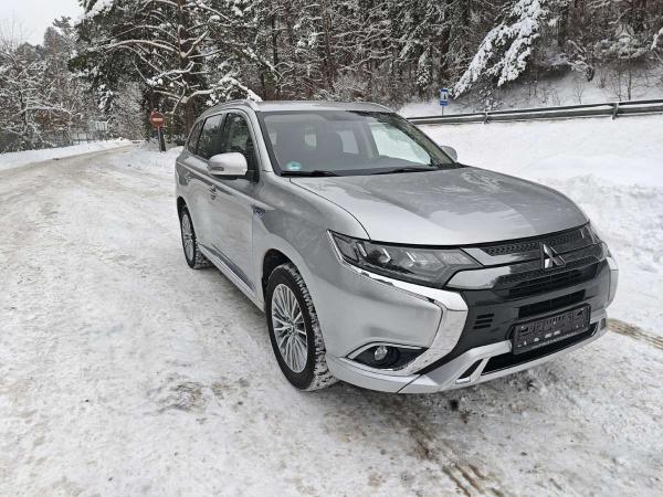 Grey Mitsubishi Outlander 2020 in Vilnius, with an engine capacity of 2.36 L and mileage of 71 thousand km for 17200 €, photo 3 on AUTOMOTO.COM.LV