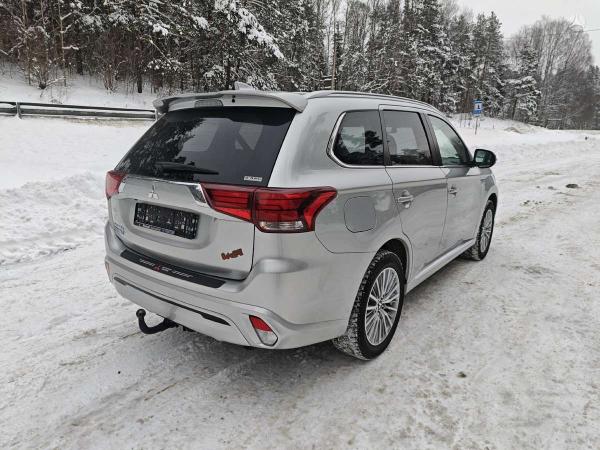 Grey Mitsubishi Outlander 2020 in Vilnius, with an engine capacity of 2.36 L and mileage of 71 thousand km for 17200 €, photo 4 on AUTOMOTO.COM.LV