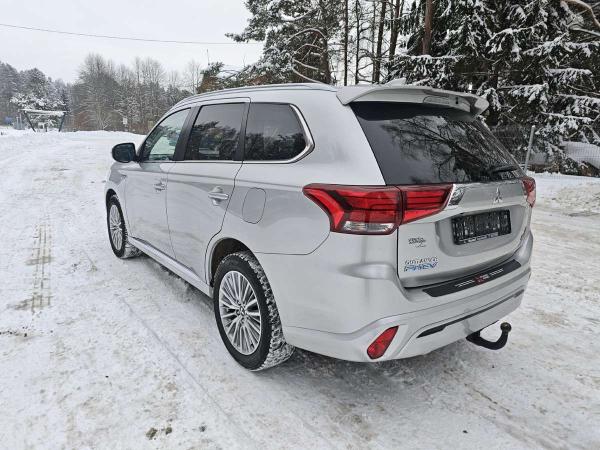 Grey Mitsubishi Outlander 2020 in Vilnius, with an engine capacity of 2.36 L and mileage of 71 thousand km for 17200 €, photo 6 on AUTOMOTO.COM.LV