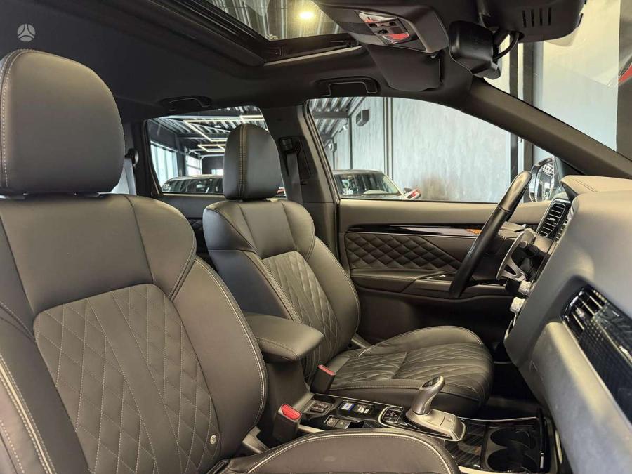 Grey Mitsubishi Outlander 2020 in Kaunas, with an engine capacity of 2.36 L and mileage of 129 thousand km for 17990 €, photo 17 on AUTOMOTO.COM.LV