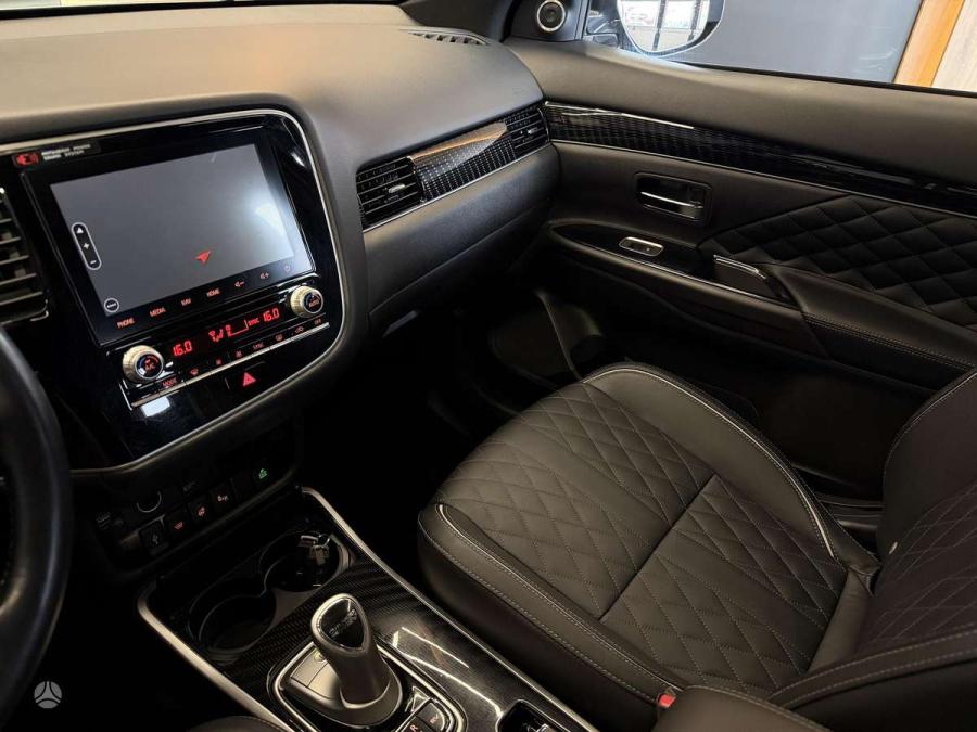 Grey Mitsubishi Outlander 2020 in Kaunas, with an engine capacity of 2.36 L and mileage of 129 thousand km for 17990 €, photo 18 on AUTOMOTO.COM.LV
