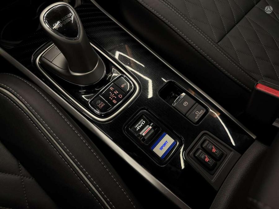 Grey Mitsubishi Outlander 2020 in Kaunas, with an engine capacity of 2.36 L and mileage of 129 thousand km for 17990 €, photo 19 on AUTOMOTO.COM.LV