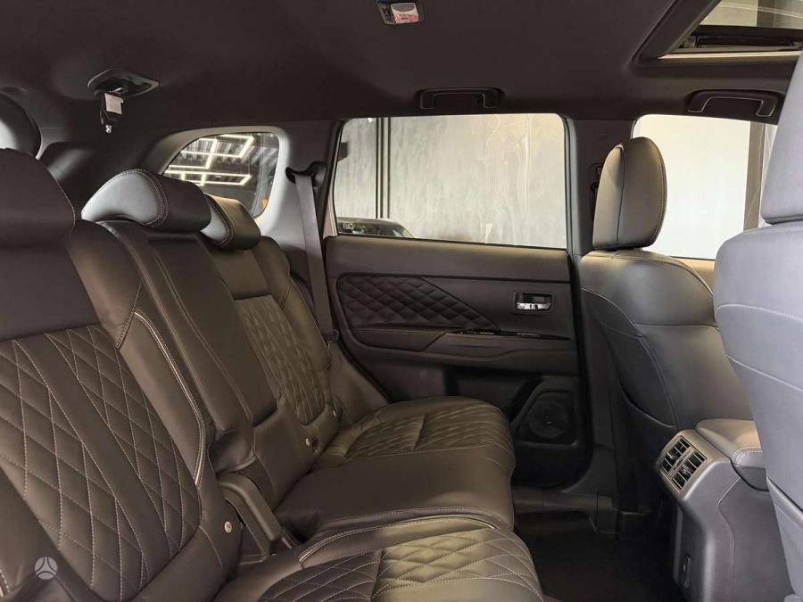 Grey Mitsubishi Outlander 2020 in Kaunas, with an engine capacity of 2.36 L and mileage of 129 thousand km for 17990 €, photo 21 on AUTOMOTO.COM.LV