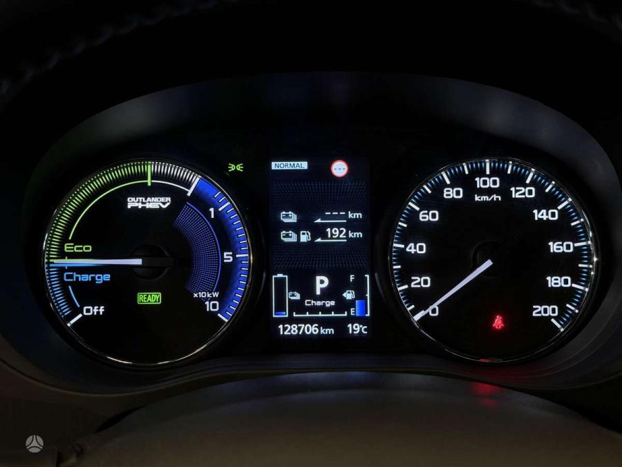 Grey Mitsubishi Outlander 2020 in Kaunas, with an engine capacity of 2.36 L and mileage of 129 thousand km for 17990 €, photo 31 on AUTOMOTO.COM.LV