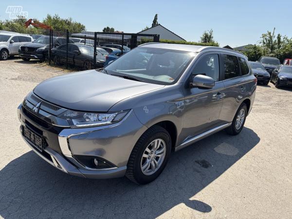 Grey Mitsubishi Outlander 2020 in Vilnius, with an engine capacity of 2.40 L and mileage of 24 thousand km for 19999 €, photo 2 on AUTOMOTO.COM.LV