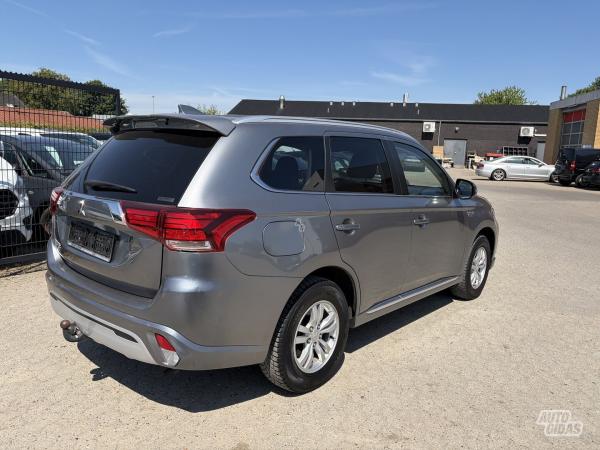 Grey Mitsubishi Outlander 2020 in Vilnius, with an engine capacity of 2.40 L and mileage of 24 thousand km for 19999 €, photo 3 on AUTOMOTO.COM.LV