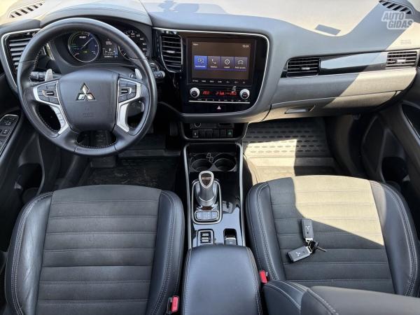 Grey Mitsubishi Outlander 2020 in Vilnius, with an engine capacity of 2.40 L and mileage of 24 thousand km for 19999 €, photo 5 on AUTOMOTO.COM.LV