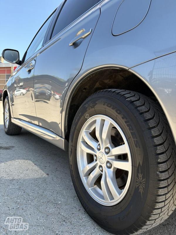 Grey Mitsubishi Outlander 2020 in Vilnius, with an engine capacity of 2.40 L and mileage of 24 thousand km for 19999 €, photo 6 on AUTOMOTO.COM.LV