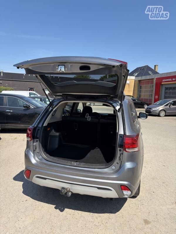 Grey Mitsubishi Outlander 2020 in Vilnius, with an engine capacity of 2.40 L and mileage of 24 thousand km for 19999 €, photo 8 on AUTOMOTO.COM.LV
