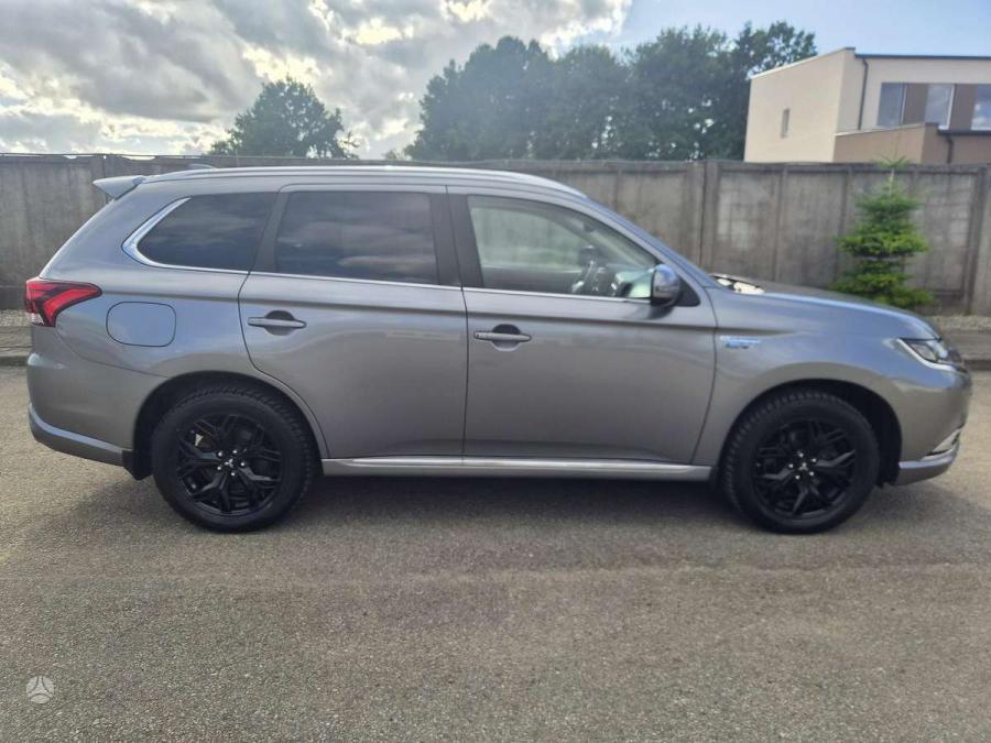 Grey Mitsubishi Outlander 2020 in Mazeikiai, with an engine capacity of 2.36 L and mileage of 132 thousand km for 12800 €, photo 3 on AUTOMOTO.COM.LV