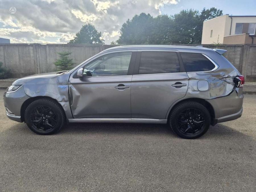 Grey Mitsubishi Outlander 2020 in Mazeikiai, with an engine capacity of 2.36 L and mileage of 132 thousand km for 12800 €, photo 6 on AUTOMOTO.COM.LV