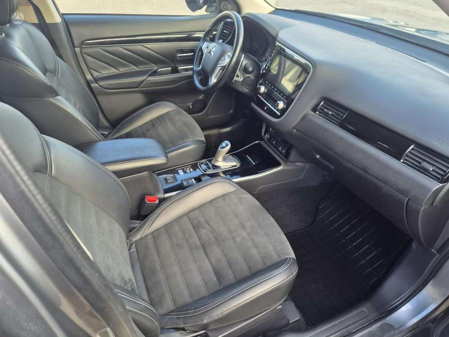 Grey Mitsubishi Outlander 2020 in Mazeikiai, with an engine capacity of 2.36 L and mileage of 132 thousand km for 12800 €, photo 9 on AUTOMOTO.COM.LV