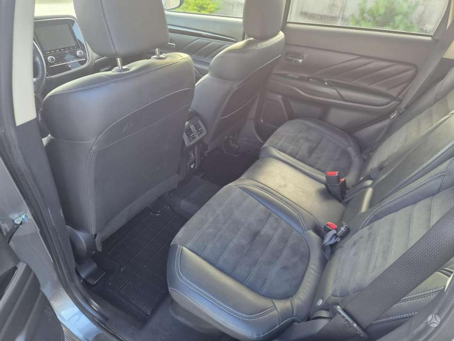 Grey Mitsubishi Outlander 2020 in Mazeikiai, with an engine capacity of 2.36 L and mileage of 132 thousand km for 12800 €, photo 11 on AUTOMOTO.COM.LV