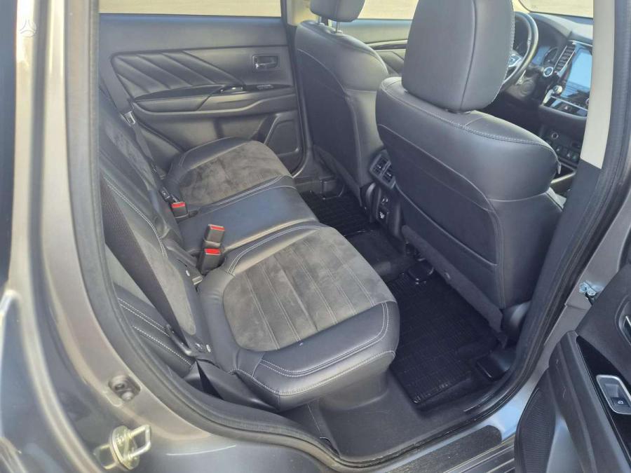 Grey Mitsubishi Outlander 2020 in Mazeikiai, with an engine capacity of 2.36 L and mileage of 132 thousand km for 12800 €, photo 12 on AUTOMOTO.COM.LV