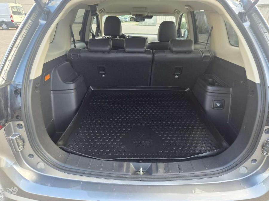 Grey Mitsubishi Outlander 2020 in Mazeikiai, with an engine capacity of 2.36 L and mileage of 132 thousand km for 12800 €, photo 13 on AUTOMOTO.COM.LV