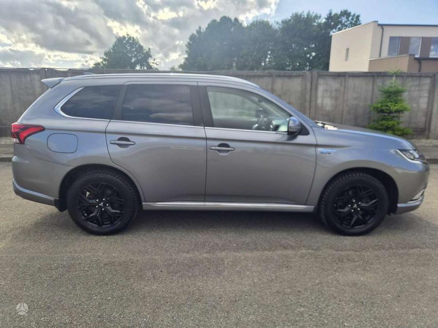 Pelēks Mitsubishi Outlander 2020 Mažeikiai, ar dzinēja tilpumu 2.36 L un nobraukumu 132 tūkst. km par 11800 €, foto 3 vietnē AUTOMOTO.COM.LV