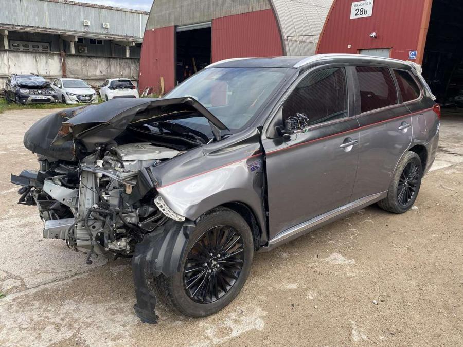 Grey Mitsubishi Outlander 2020 in Taurage, with an engine capacity of 2.36 L and mileage of 61 thousand km for 3700 €, photo 1 on AUTOMOTO.COM.LV