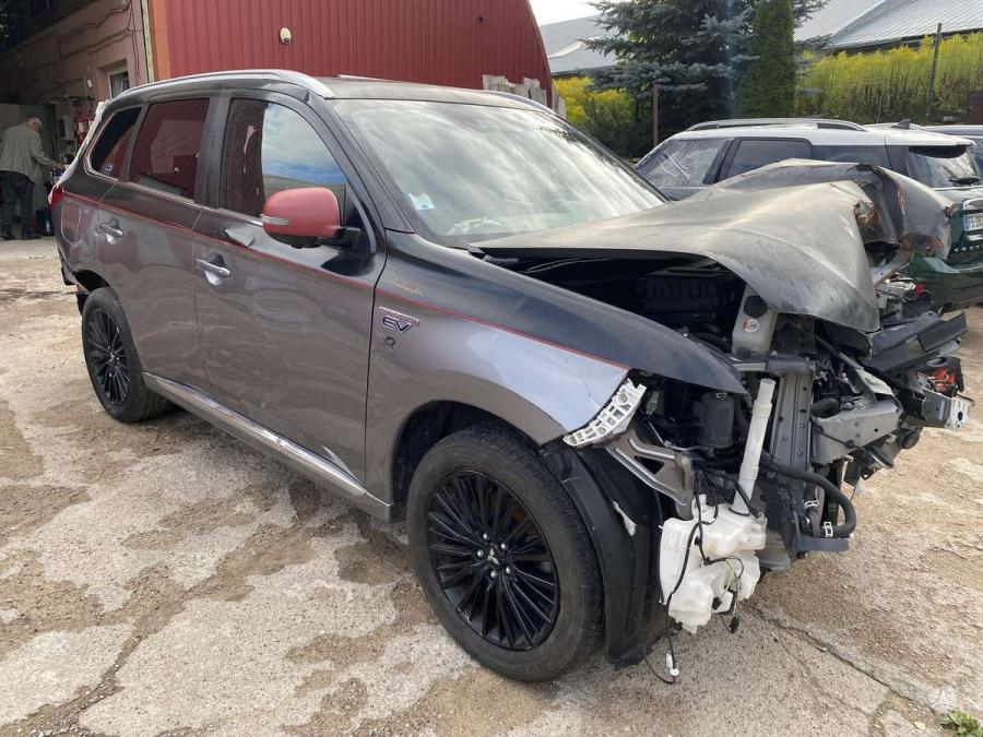 Grey Mitsubishi Outlander 2020 in Taurage, with an engine capacity of 2.36 L and mileage of 61 thousand km for 3700 €, photo 3 on AUTOMOTO.COM.LV