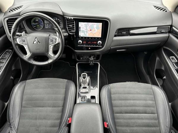 Grey Mitsubishi Outlander 2020 in Vilnius, with an engine capacity of 2.40 L and mileage of 144 thousand km for 17500 €, photo 5 on AUTOMOTO.COM.LV