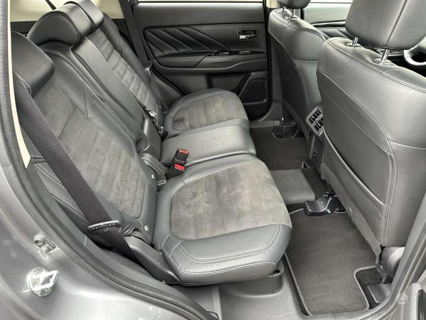 Grey Mitsubishi Outlander 2020 in Vilnius, with an engine capacity of 2.40 L and mileage of 144 thousand km for 17500 €, photo 10 on AUTOMOTO.COM.LV