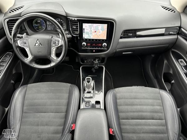 Grey Mitsubishi Outlander 2020 in Avizieniai, with an engine capacity of 2.40 L and mileage of 144 thousand km for 17500 €, photo 3 on AUTOMOTO.COM.LV