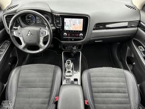 Grey Mitsubishi Outlander 2020 in Avizieniai, with an engine capacity of 2.40 L and mileage of 144 thousand km for 17500 €, photo 4 on AUTOMOTO.COM.LV