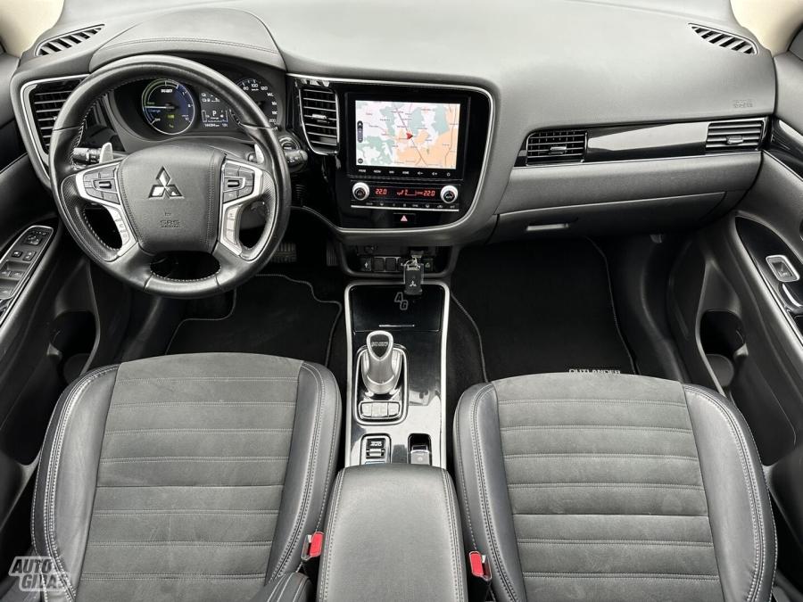 Grey Mitsubishi Outlander 2020 in Avizieniai, with an engine capacity of 2.40 L and mileage of 144 thousand km for 17500 €, photo 4 on AUTOMOTO.COM.LV