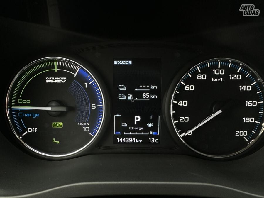 Grey Mitsubishi Outlander 2020 in Avizieniai, with an engine capacity of 2.40 L and mileage of 144 thousand km for 17500 €, photo 8 on AUTOMOTO.COM.LV
