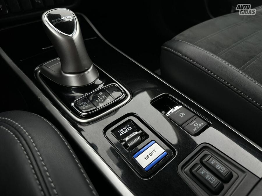 Grey Mitsubishi Outlander 2020 in Avizieniai, with an engine capacity of 2.40 L and mileage of 144 thousand km for 17500 €, photo 21 on AUTOMOTO.COM.LV