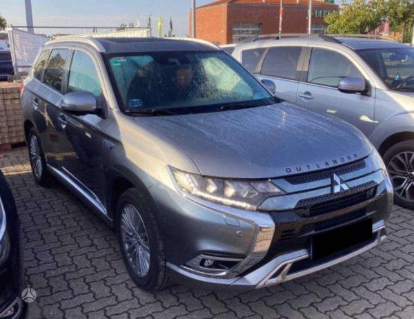 Pelēks Mitsubishi Outlander 2020 Šauļi, ar dzinēja tilpumu 2.36 L un nobraukumu 129 tūkst. km par 18900 €, foto 1 vietnē AUTOMOTO.COM.LV