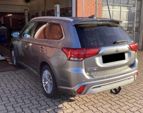 Pelēks Mitsubishi Outlander 2020 Šauļi, ar dzinēja tilpumu 2.36 L un nobraukumu 129 tūkst. km par 18900 €, foto 4 vietnē AUTOMOTO.COM.LV