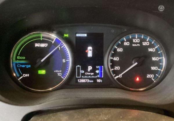Pelēks Mitsubishi Outlander 2020 Šauļi, ar dzinēja tilpumu 2.36 L un nobraukumu 129 tūkst. km par 18900 €, foto 7 vietnē AUTOMOTO.COM.LV