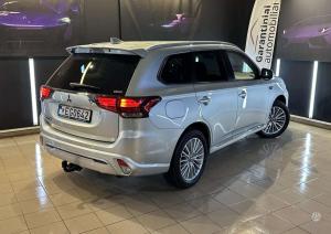 Grey Mitsubishi Outlander 2020 in Vilnius, with an engine capacity of 2.40 L and mileage of 139 thousand km for 18450 €, photo 3 on AUTOMOTO.COM.LV