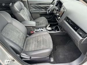 Grey Mitsubishi Outlander 2020 in Vilnius, with an engine capacity of 2.40 L and mileage of 139 thousand km for 18450 €, photo 5 on AUTOMOTO.COM.LV