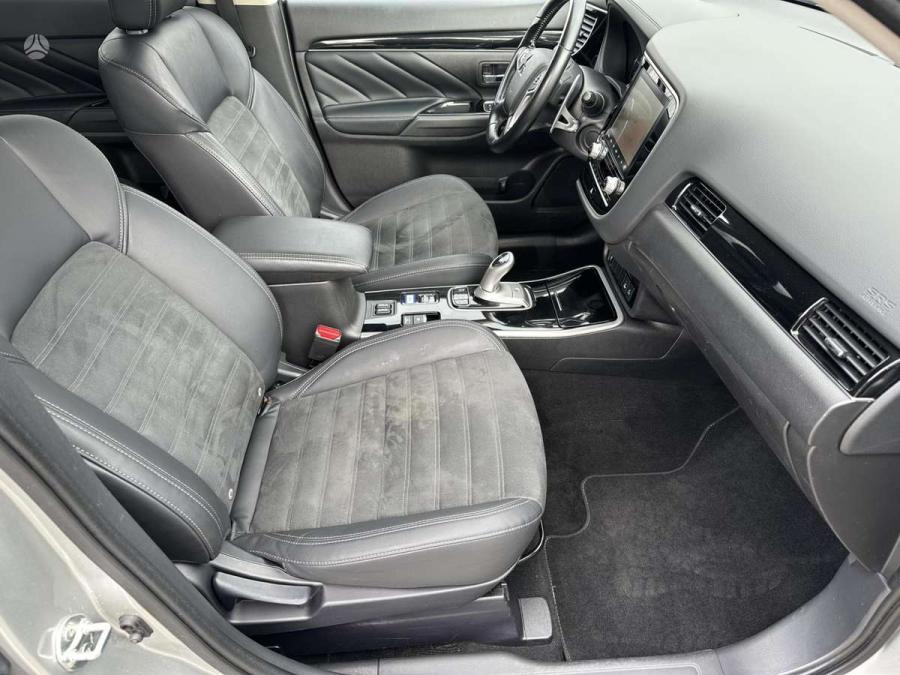 Grey Mitsubishi Outlander 2020 in Vilnius, with an engine capacity of 2.40 L and mileage of 139 thousand km for 18450 €, photo 5 on AUTOMOTO.COM.LV
