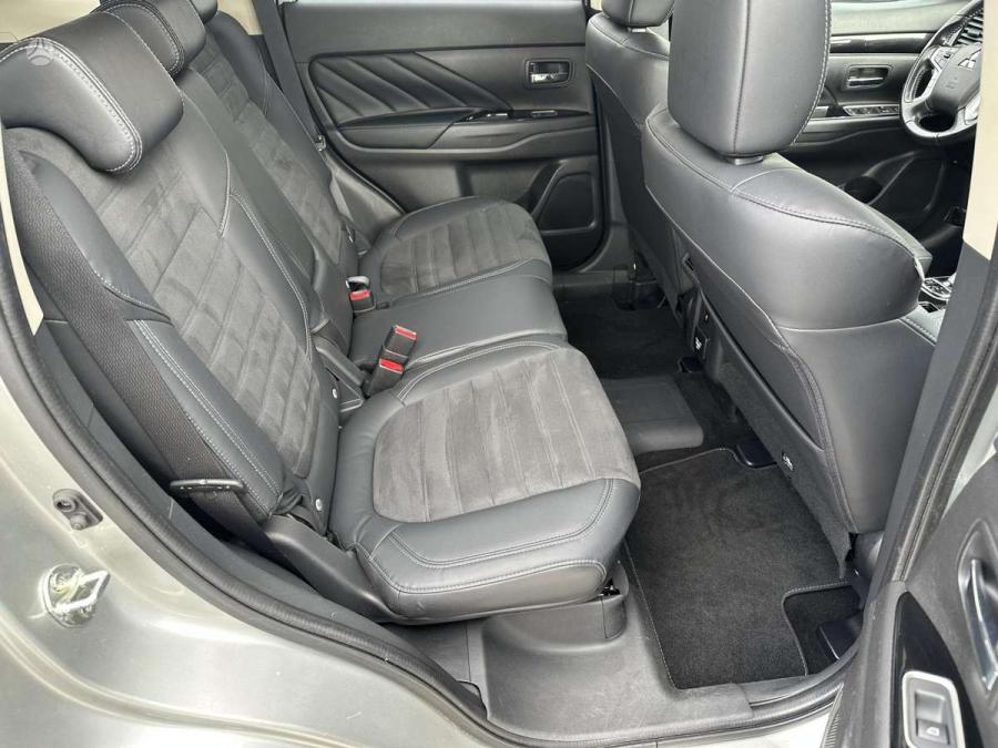 Grey Mitsubishi Outlander 2020 in Vilnius, with an engine capacity of 2.40 L and mileage of 139 thousand km for 18450 €, photo 6 on AUTOMOTO.COM.LV