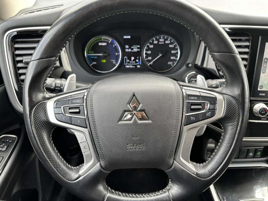 Grey Mitsubishi Outlander 2020 in Vilnius, with an engine capacity of 2.40 L and mileage of 139 thousand km for 18450 €, photo 7 on AUTOMOTO.COM.LV