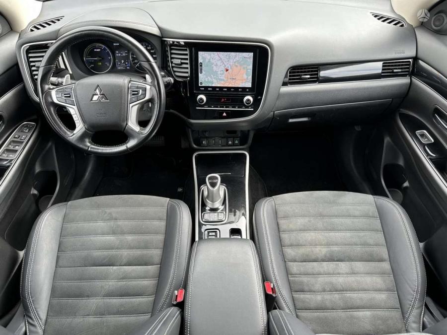 Grey Mitsubishi Outlander 2020 in Vilnius, with an engine capacity of 2.40 L and mileage of 139 thousand km for 18450 €, photo 4 on AUTOMOTO.COM.LV