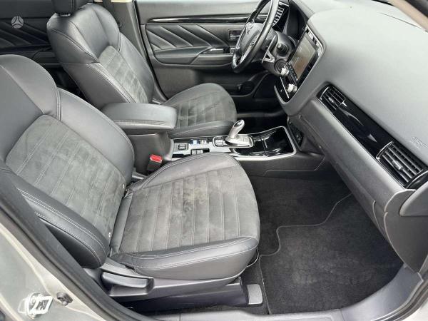 Grey Mitsubishi Outlander 2020 in Vilnius, with an engine capacity of 2.40 L and mileage of 139 thousand km for 18450 €, photo 5 on AUTOMOTO.COM.LV
