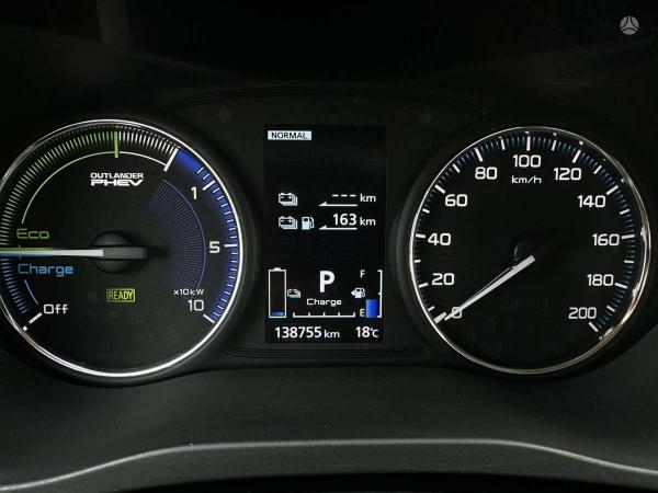 Grey Mitsubishi Outlander 2020 in Vilnius, with an engine capacity of 2.40 L and mileage of 139 thousand km for 18450 €, photo 8 on AUTOMOTO.COM.LV