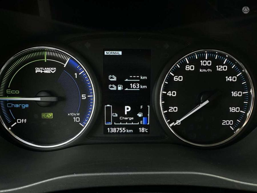 Grey Mitsubishi Outlander 2020 in Vilnius, with an engine capacity of 2.40 L and mileage of 139 thousand km for 18450 €, photo 8 on AUTOMOTO.COM.LV