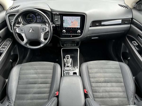 Grey Mitsubishi Outlander 2020 in Vilnius, with an engine capacity of 2.40 L and mileage of 139 thousand km for 18450 €, photo 4 on AUTOMOTO.COM.LV