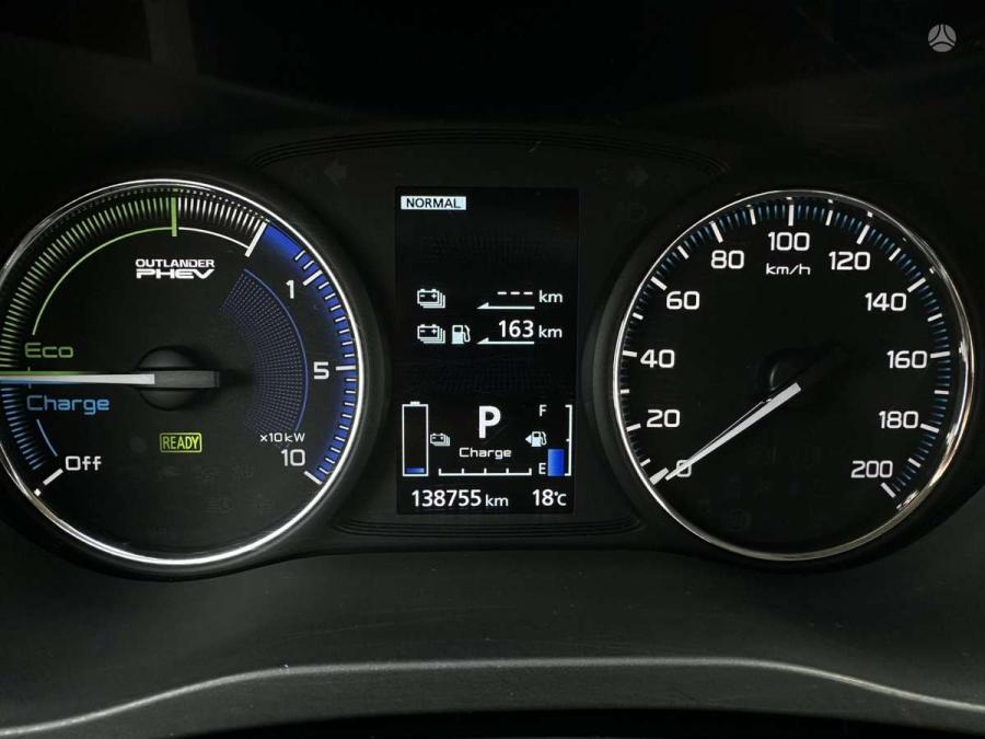 Grey Mitsubishi Outlander 2020 in Vilnius, with an engine capacity of 2.40 L and mileage of 139 thousand km for 18450 €, photo 8 on AUTOMOTO.COM.LV