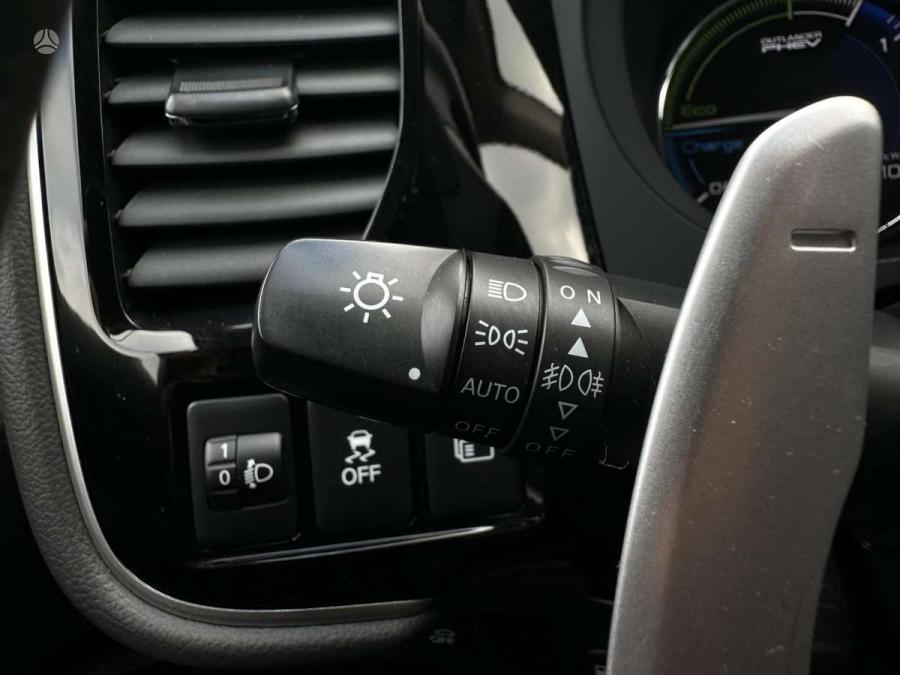 Grey Mitsubishi Outlander 2020 in Vilnius, with an engine capacity of 2.40 L and mileage of 139 thousand km for 18450 €, photo 12 on AUTOMOTO.COM.LV