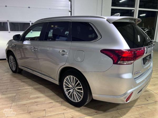 Pelēks Mitsubishi Outlander 2021 Kauņa, ar dzinēja tilpumu 2.40 L un nobraukumu 71 tūkst. km par 26830 €, foto 4 vietnē AUTOMOTO.COM.LV