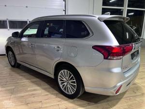 Pelēks Mitsubishi Outlander 2021 Kauņa, ar dzinēja tilpumu 2.40 L un nobraukumu 71 tūkst. km par 26830 €, foto 4 vietnē AUTOMOTO.COM.LV