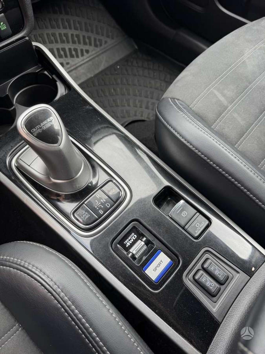 Pelēks Mitsubishi Outlander 2021 Klaipėda, ar dzinēja tilpumu 2.36 L un nobraukumu 280 tūkst. km par 10600 €, foto 12 vietnē AUTOMOTO.COM.LV
