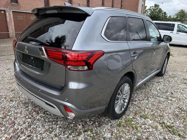 Grey Mitsubishi Outlander 2021 in Klaipeda, with an engine capacity of 2.36 L and mileage of 280 thousand km for 10200 €, photo 3 on AUTOMOTO.COM.LV