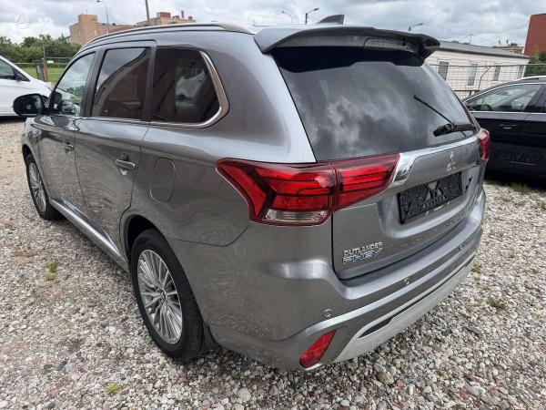 Grey Mitsubishi Outlander 2021 in Klaipeda, with an engine capacity of 2.36 L and mileage of 280 thousand km for 10200 €, photo 4 on AUTOMOTO.COM.LV